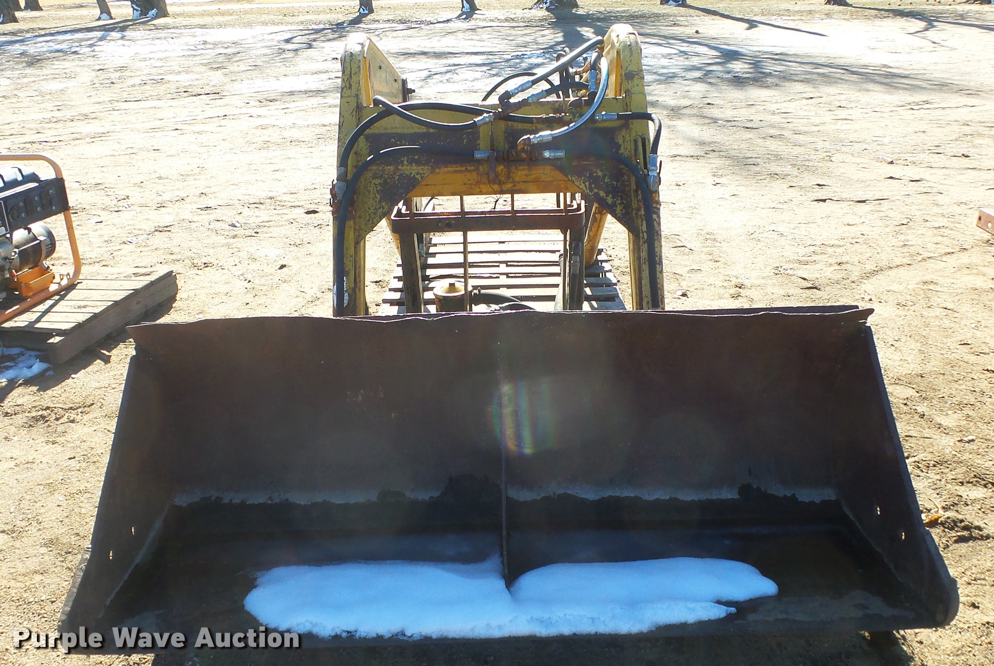 Davis loader in Kinsley, KS | Item EH9065 sold | Purple Wave