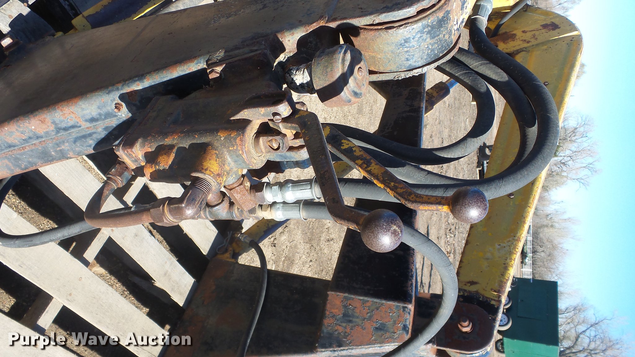 Davis loader in Kinsley, KS | Item EH9065 sold | Purple Wave