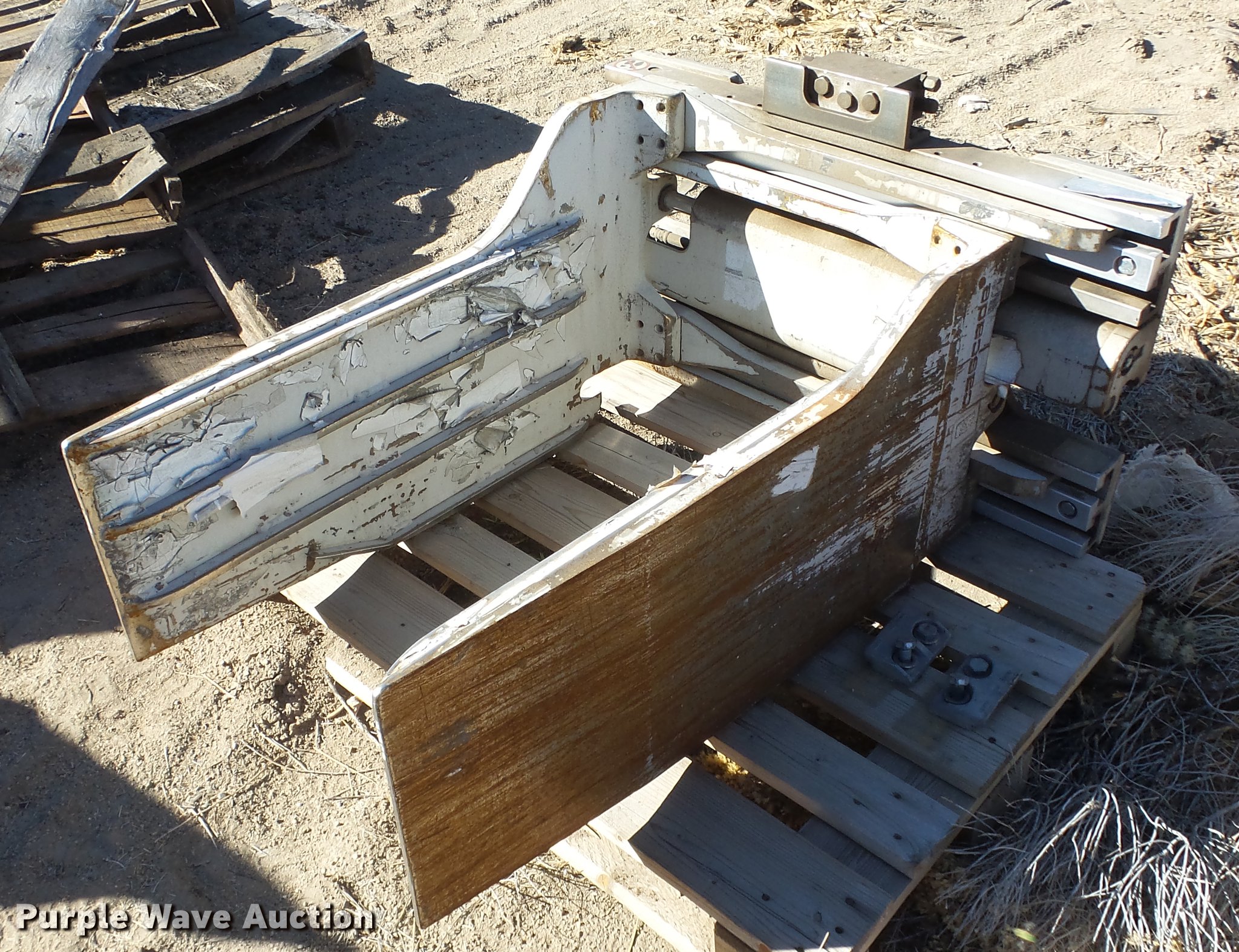 Cascade clamp attachment in Reno, NV | Item FQ9412 sold | Purple Wave