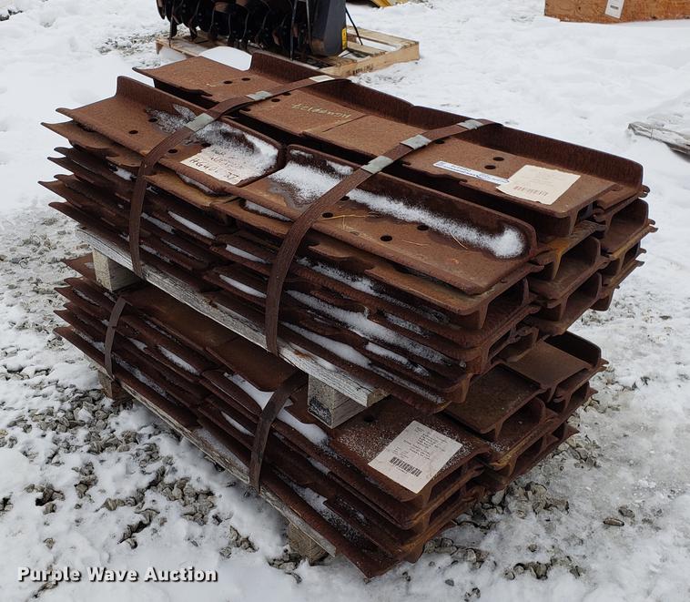 22"W dozer track pads in Kansas City, MO | Item DB9479 sold | Purple Wave