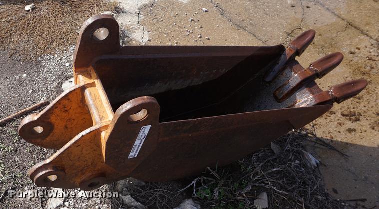 Case 12"W backhoe bucket in Rushville, MO | Item EU9248 sold | Purple Wave