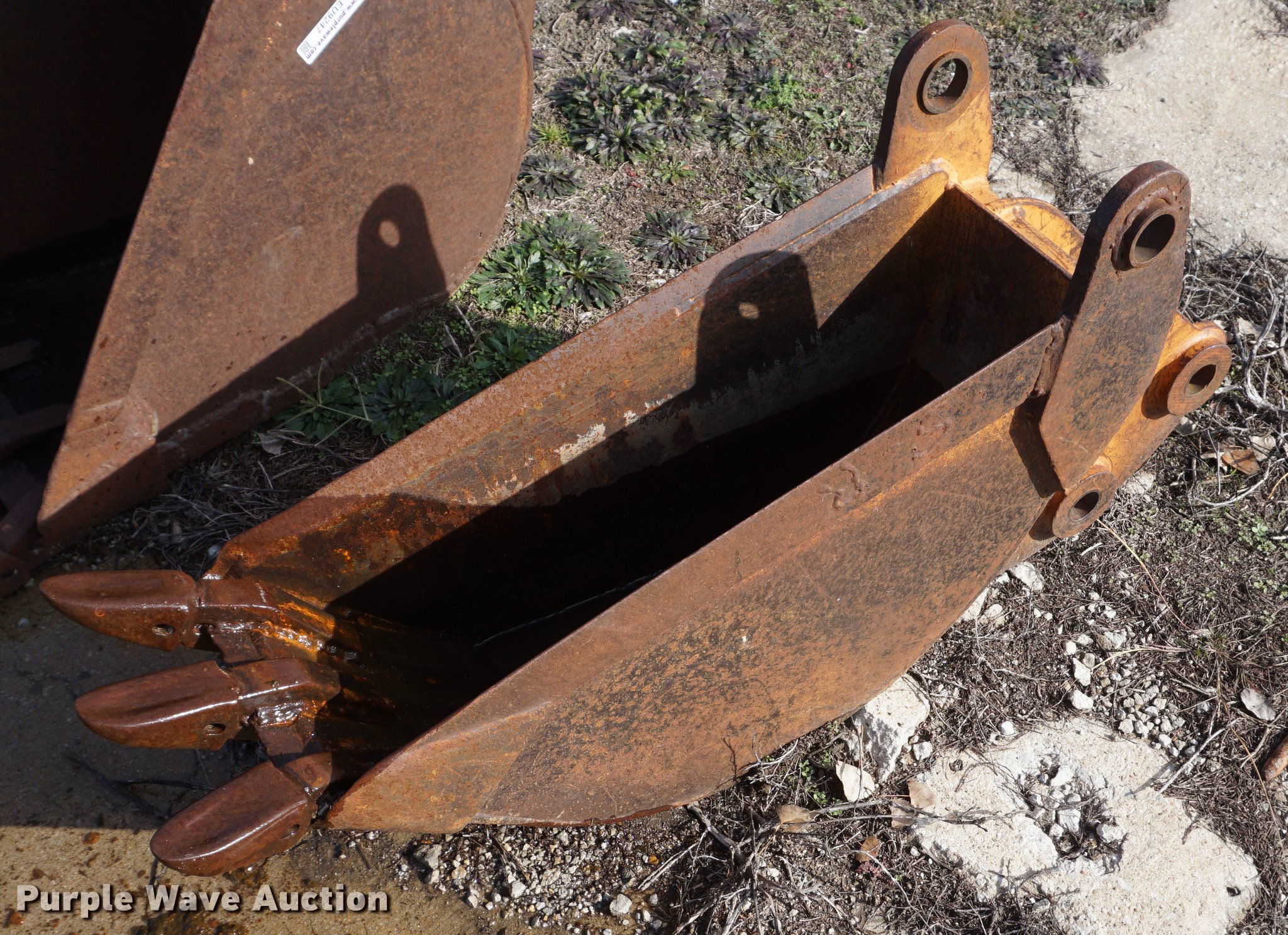 Case 12"W backhoe bucket in Rushville, MO | Item EU9248 sold | Purple Wave