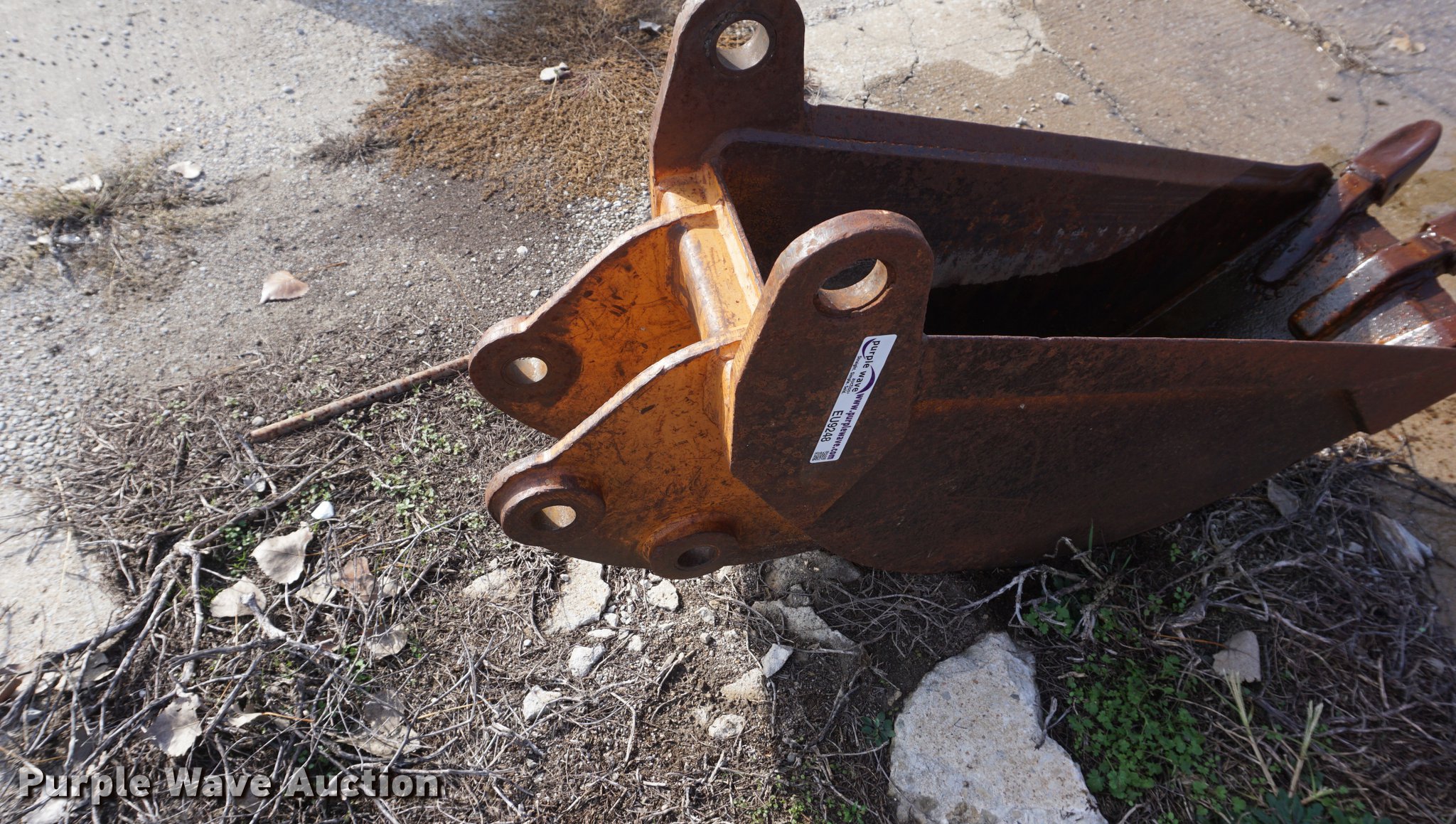 Case 12"W backhoe bucket in Rushville, MO | Item EU9248 sold | Purple Wave
