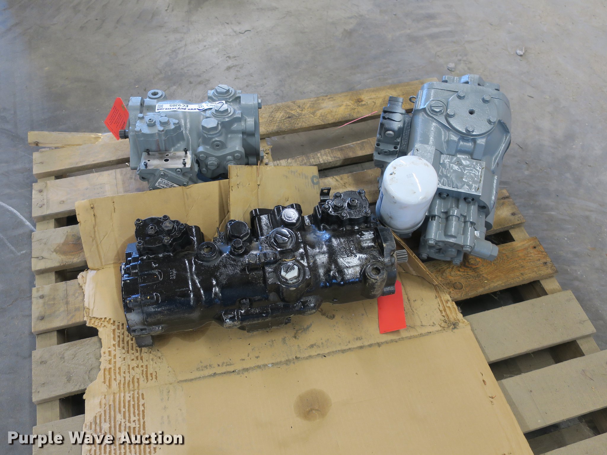 Vermeer hydraulic motors in Brookline, MO | Item EO9385 sold | Purple Wave