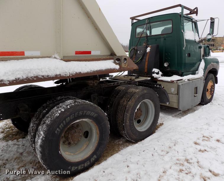 1995 Ford L9000 semi truck in Hunter, KS | Item DB9013 sold | Purple Wave