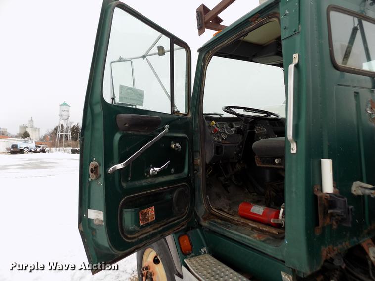1995 Ford L9000 semi truck in Hunter, KS | Item DB9013 sold | Purple Wave