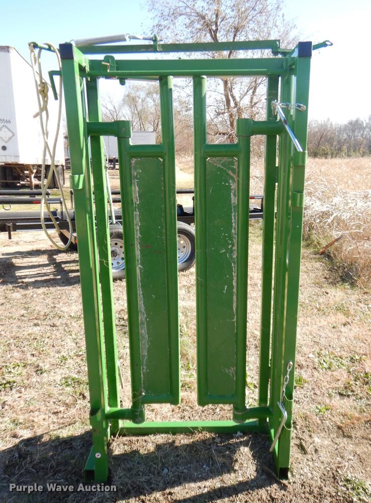 Bi-Fold livestock chute gate in Nowata, OK | Item EW9683 sold | Purple Wave