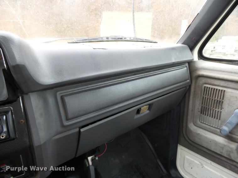 1990 Ford FT900 flatbed truck in Cape Girardeau, MO | Item DD2406 sold ...