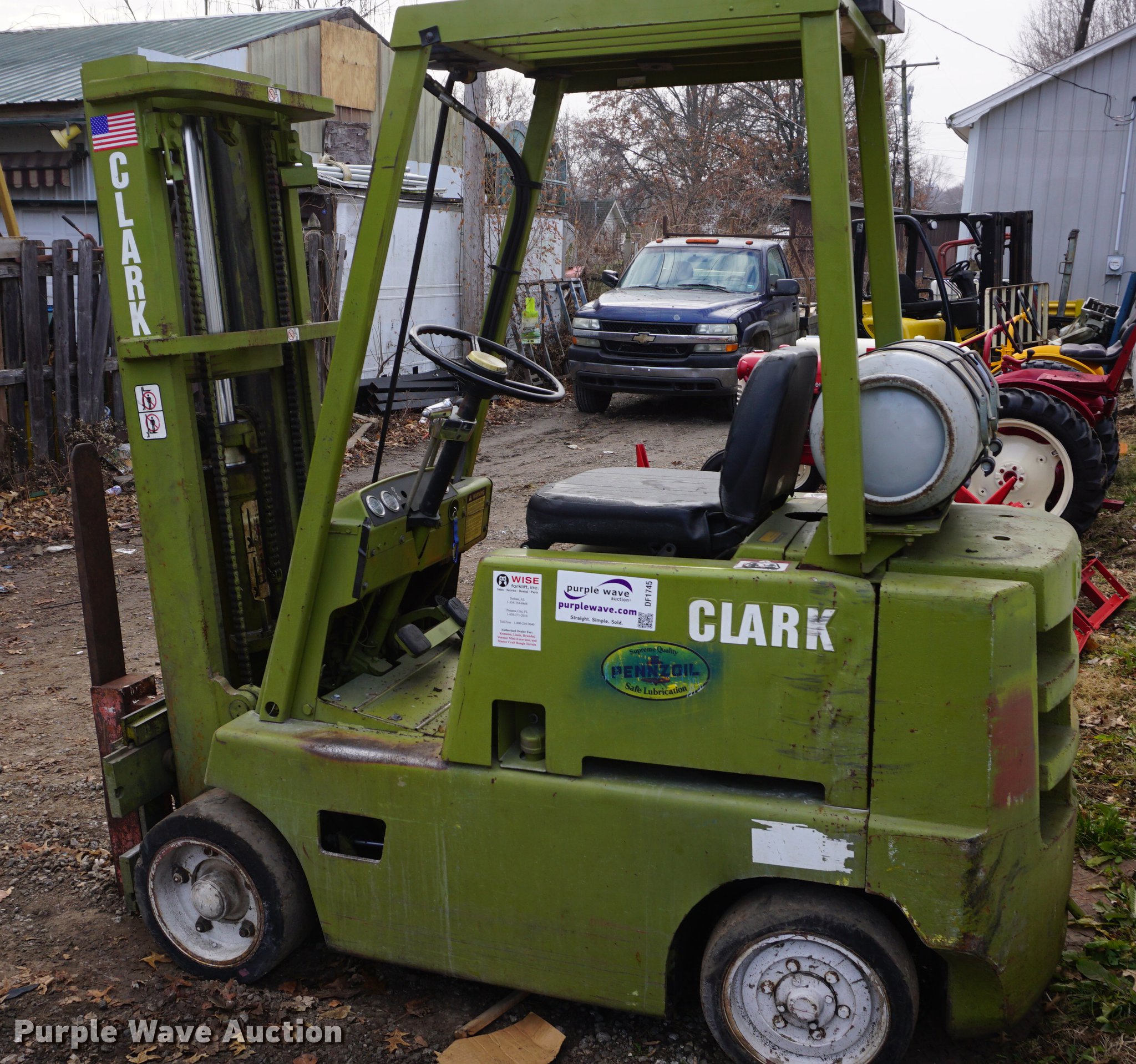 Clark C300-50 forklift in Tonganoxie, KS | Item DF1745 sold | Purple Wave