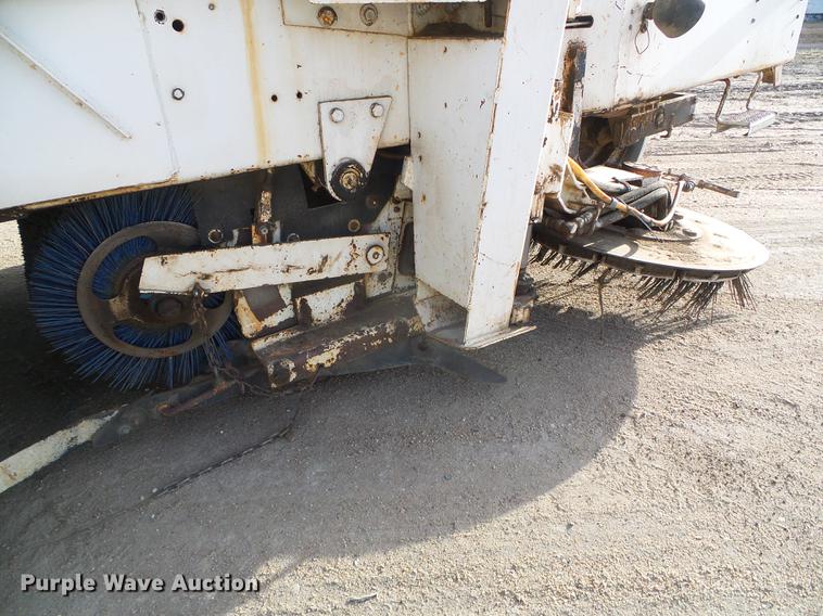 1986 FMC Vanguard 3000 street sweeper in Ransom, KS | Item DF2886 sold ...