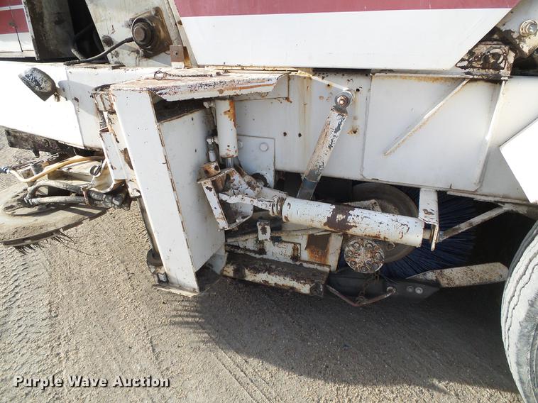 1986 FMC Vanguard 3000 street sweeper in Ransom, KS | Item DF2886 sold ...