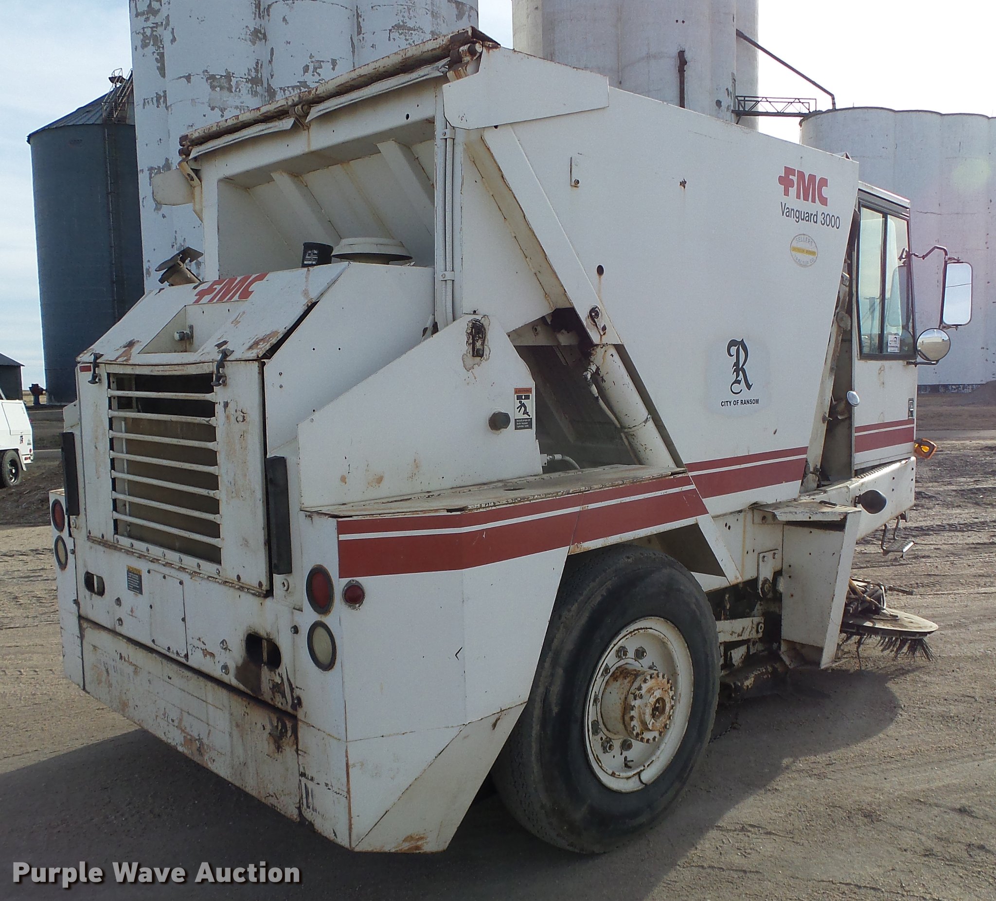 1986 FMC Vanguard 3000 street sweeper in Ransom, KS | Item DF2886 sold ...