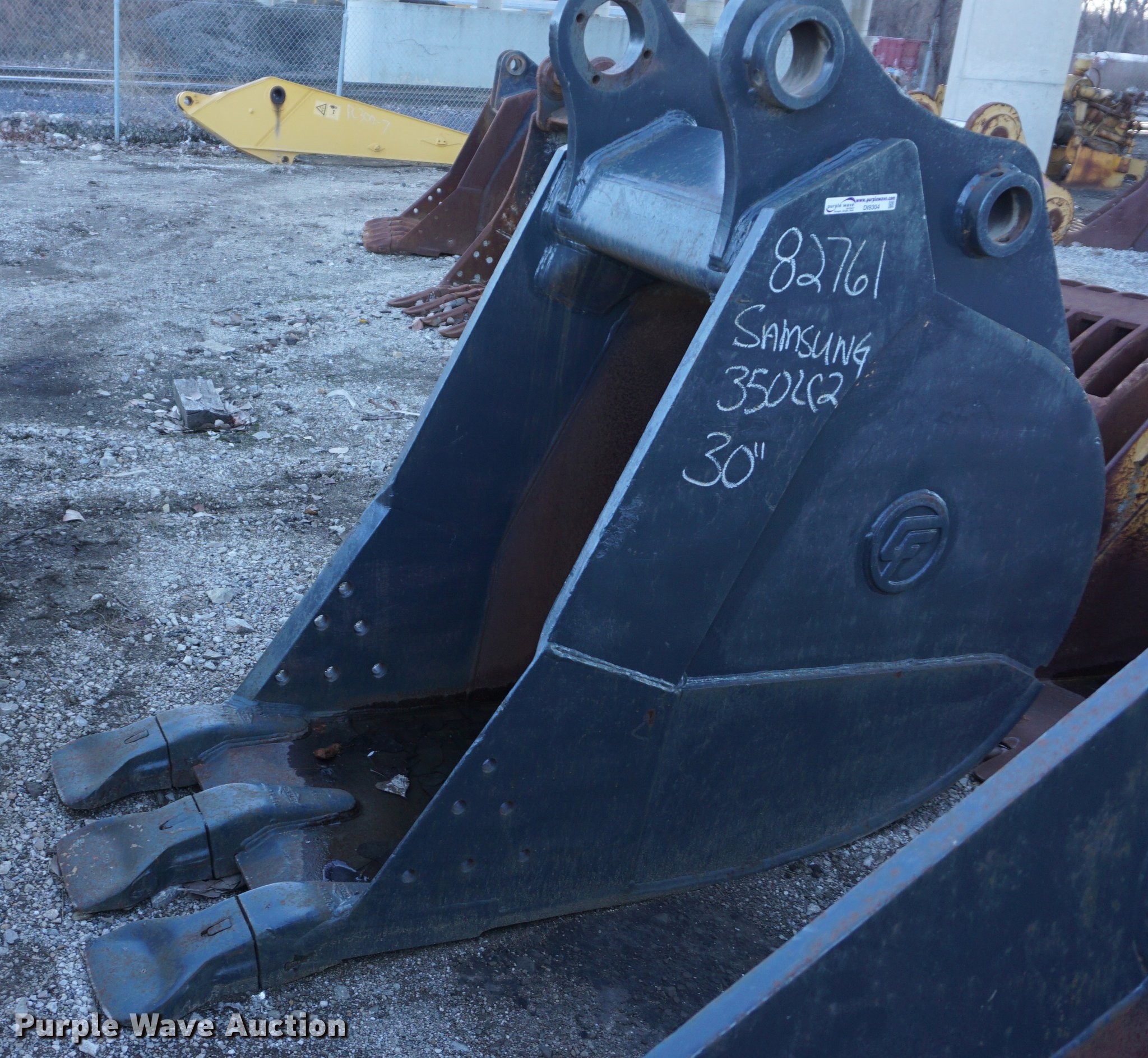 CF 30"W three tooth excavator bucket in Kansas City, KS | Item DI9304 ...