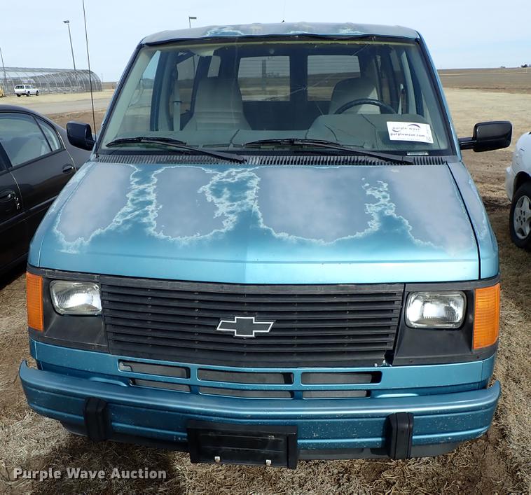 1992 Chevrolet Astro van in Larned, KS | Item DF8711 sold | Purple Wave