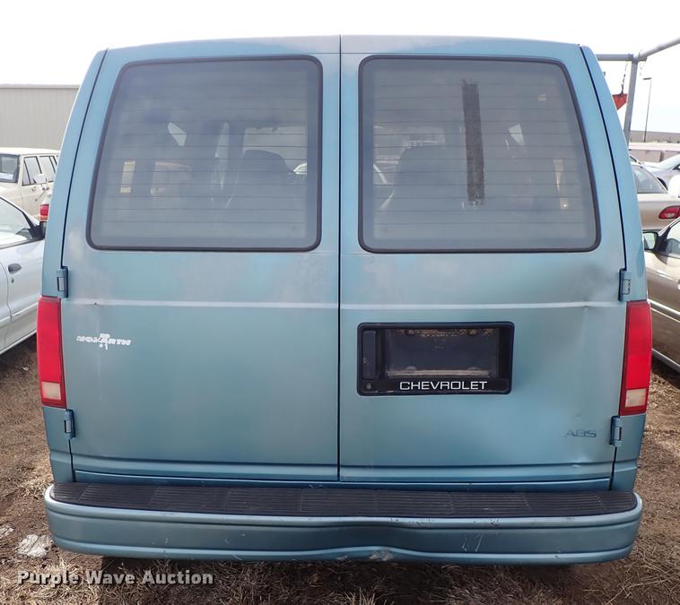 1992 Chevrolet Astro van in Larned, KS | Item DF8711 sold | Purple Wave