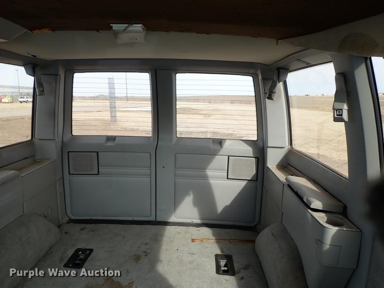 1992 Chevrolet Astro van in Larned, KS | Item DF8711 sold | Purple Wave