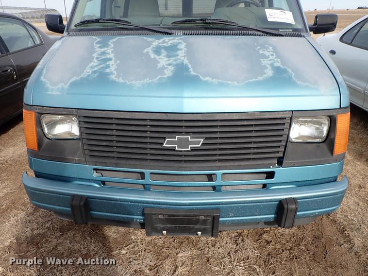 1992 Chevrolet Astro van in Larned, KS | Item DF8711 sold | Purple Wave