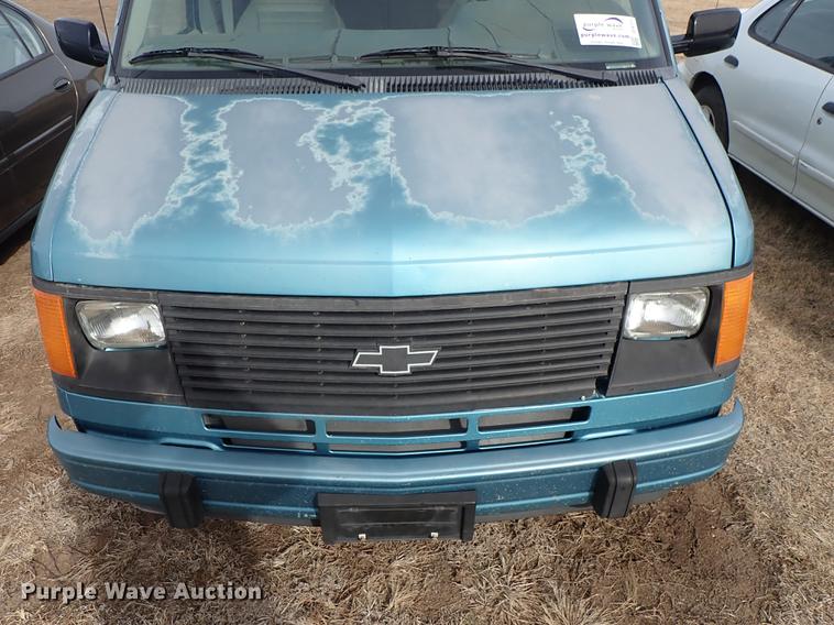 1992 Chevrolet Astro van in Larned, KS | Item DF8711 sold | Purple Wave