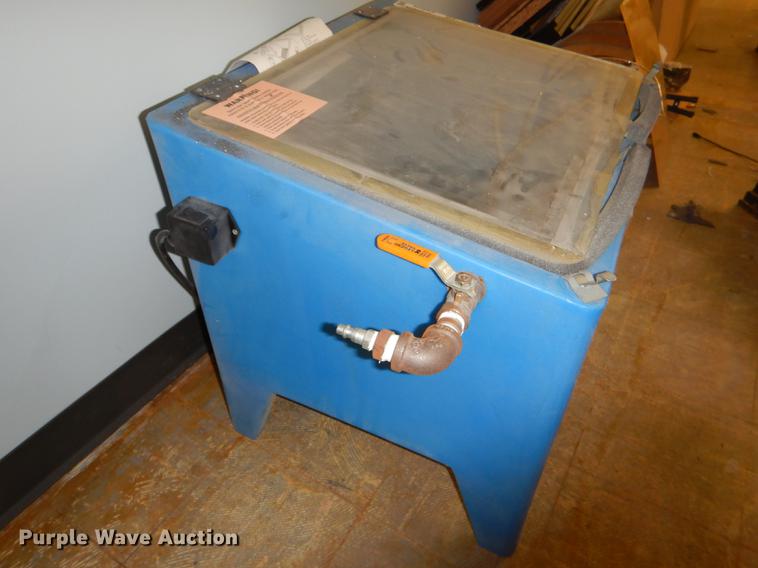 Cyclone E100 sandblaster in Manhattan, KS | Item EA9235 sold | Purple Wave