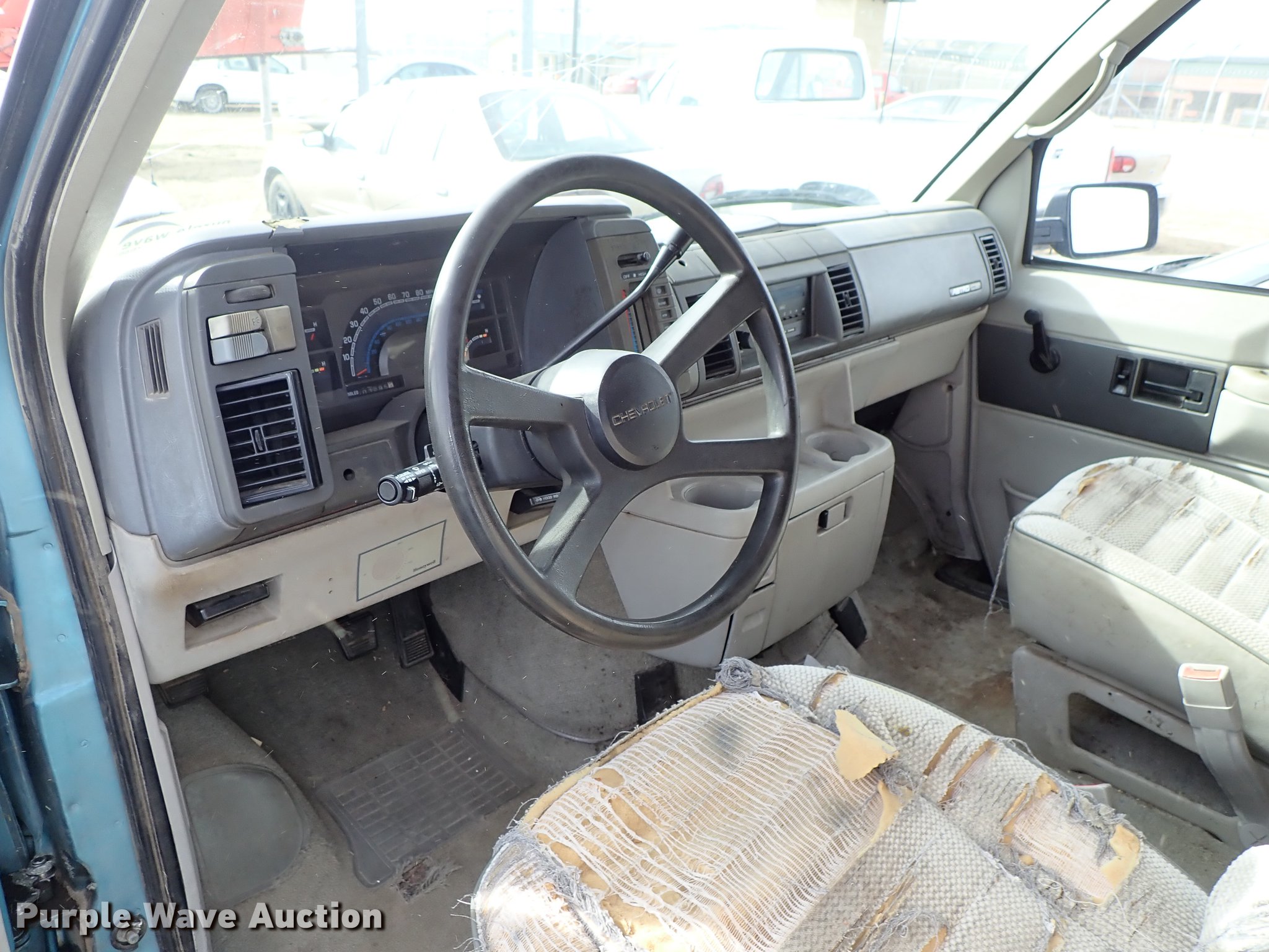 1992 Chevrolet Astro van in Larned, KS | Item DF8711 sold | Purple Wave