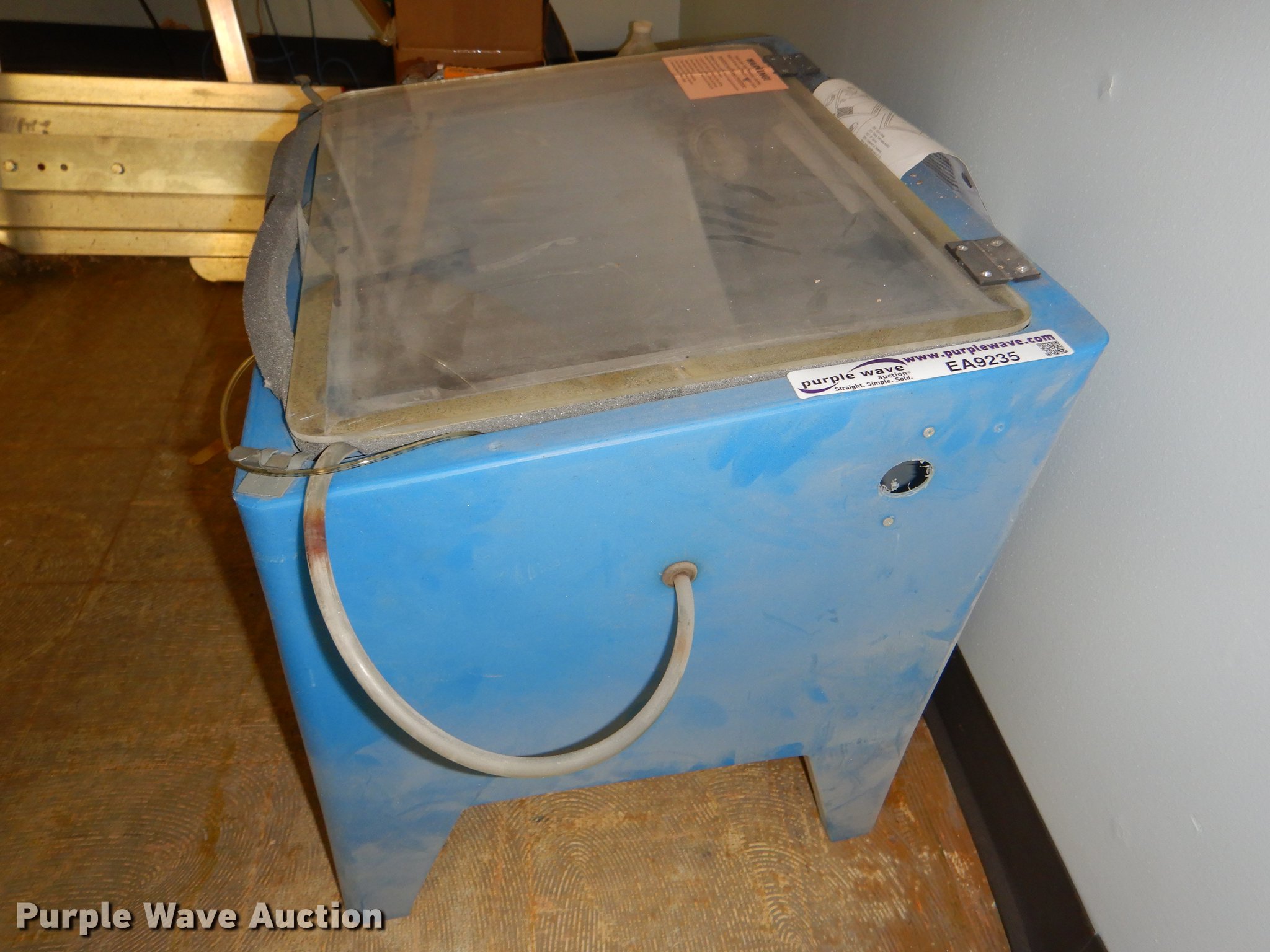 Cyclone E100 sandblaster in Manhattan, KS | Item EA9235 sold | Purple Wave