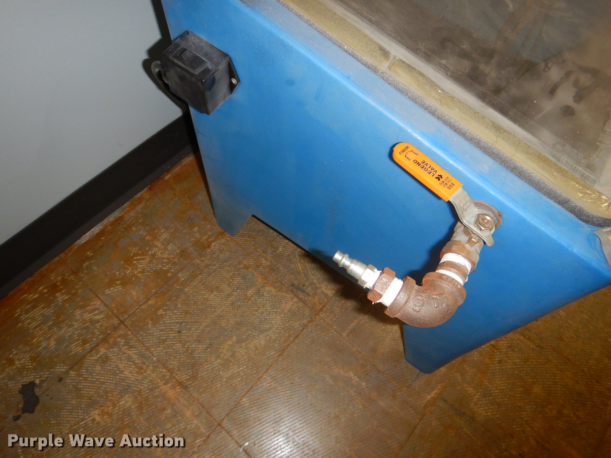 Cyclone E100 sandblaster in Manhattan, KS | Item EA9235 sold | Purple Wave