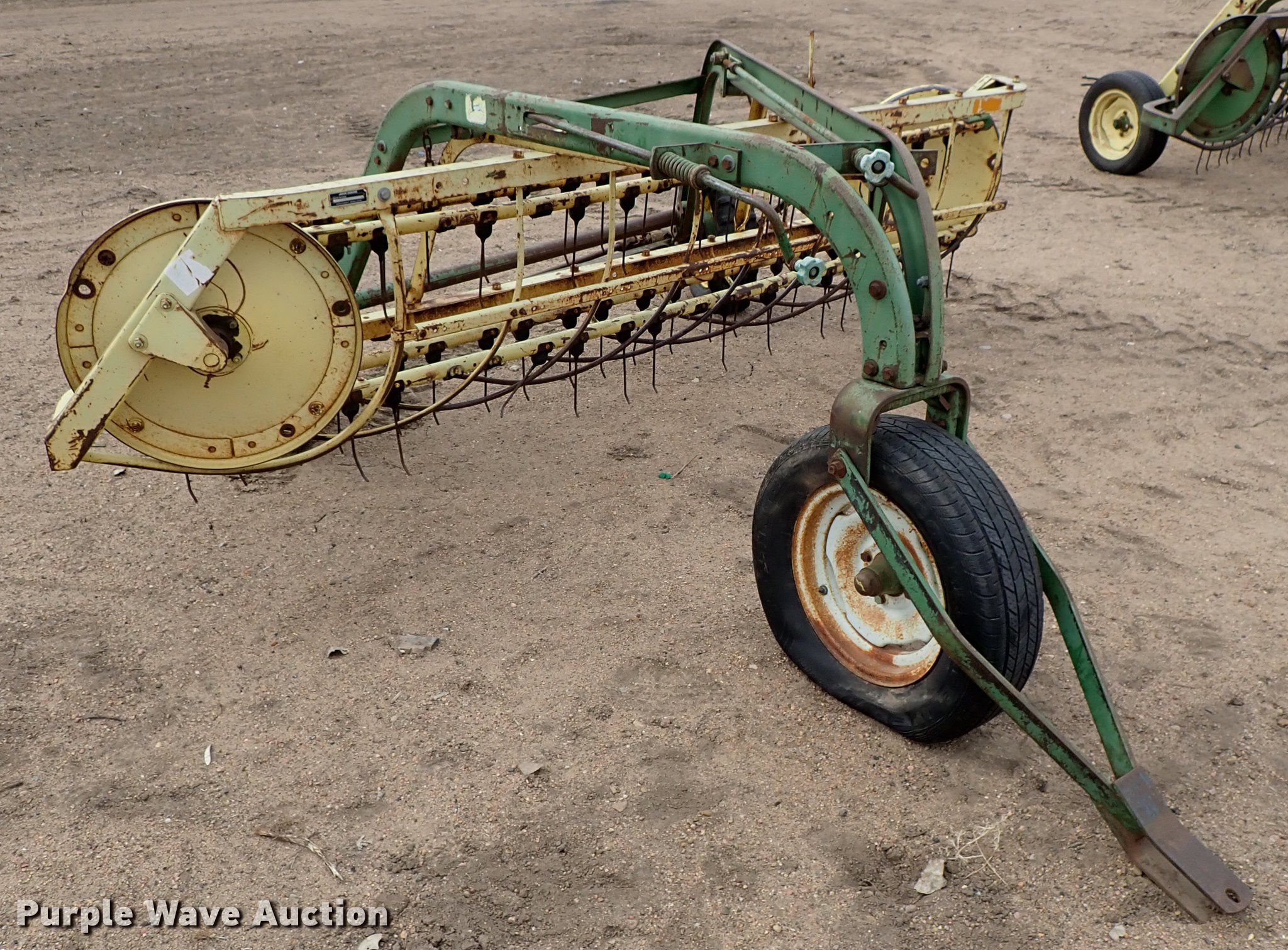 John Deere 660 hay rake in Kinsley, KS | Item FL9560 sold | Purple Wave