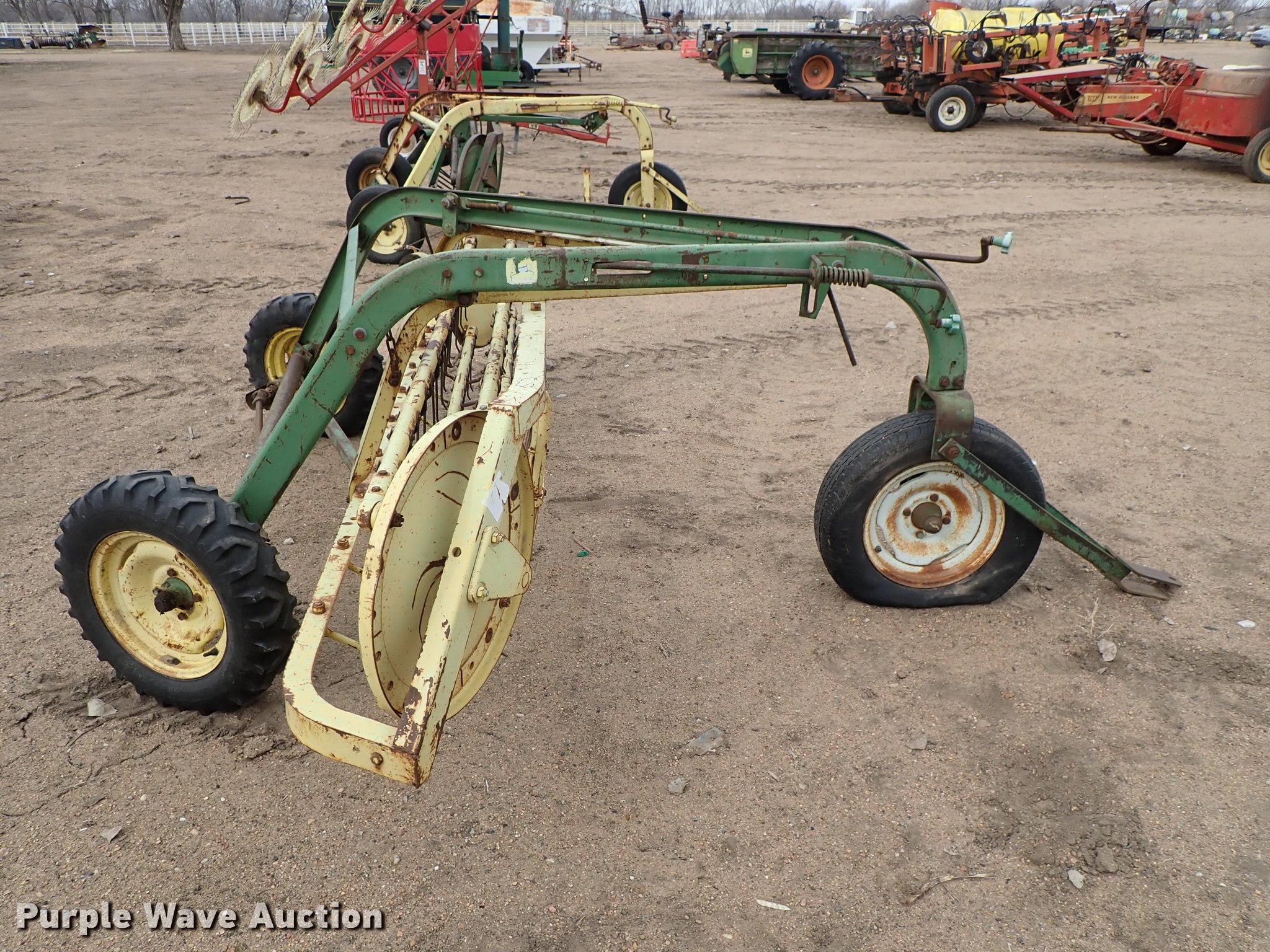 John Deere 660 hay rake in Kinsley, KS | Item FL9560 sold | Purple Wave