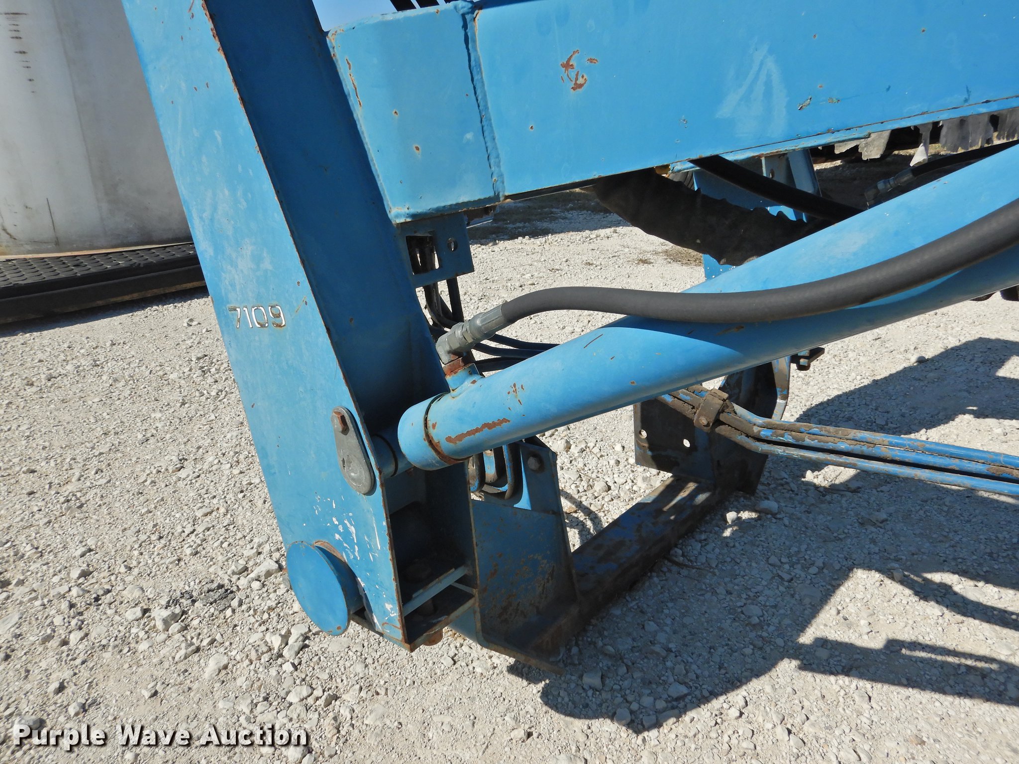 Ford 7109 loader in Lampasas, TX | Item DF2521 sold | Purple Wave