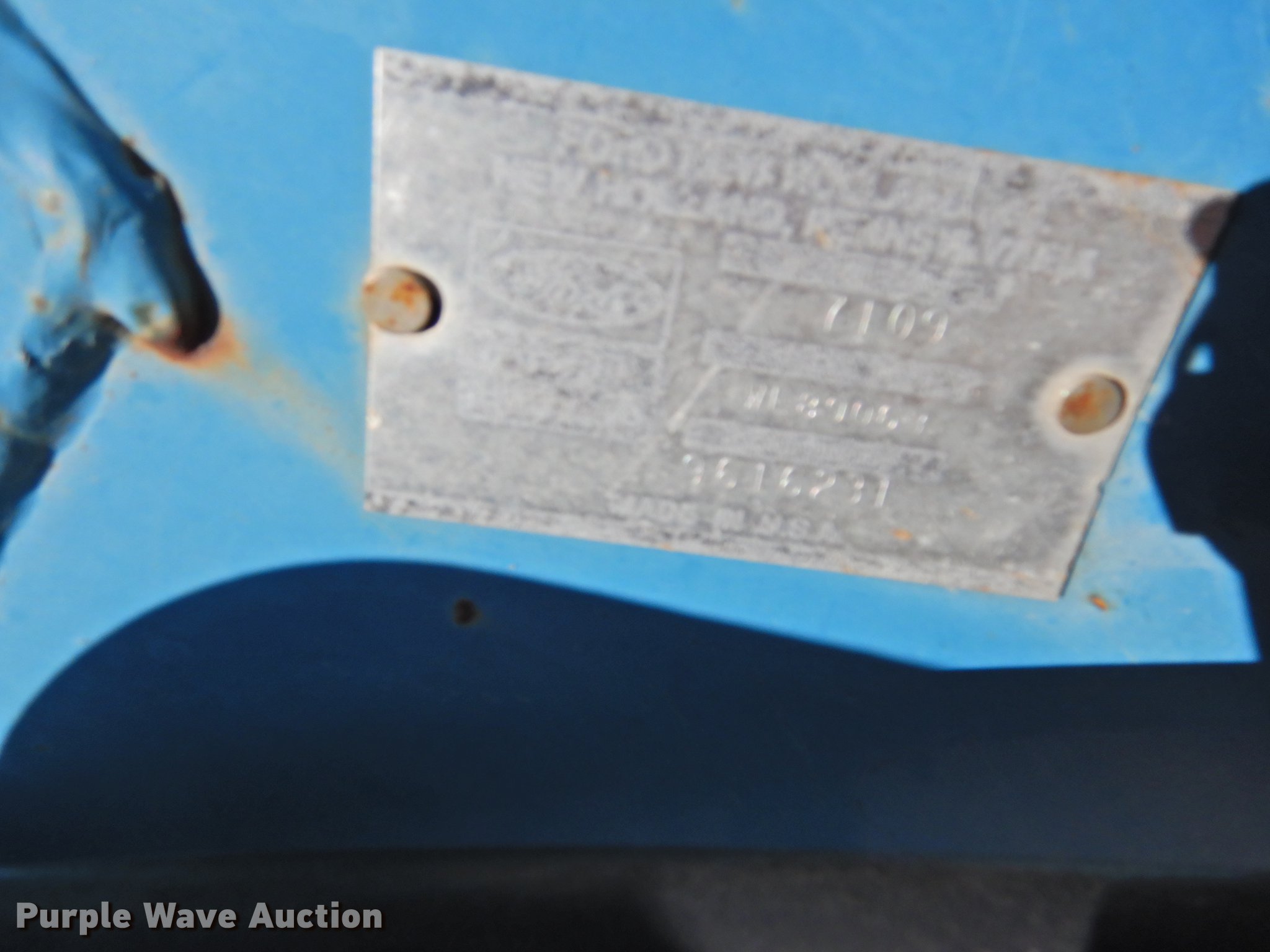 Ford 7109 loader in Lampasas, TX | Item DF2521 sold | Purple Wave