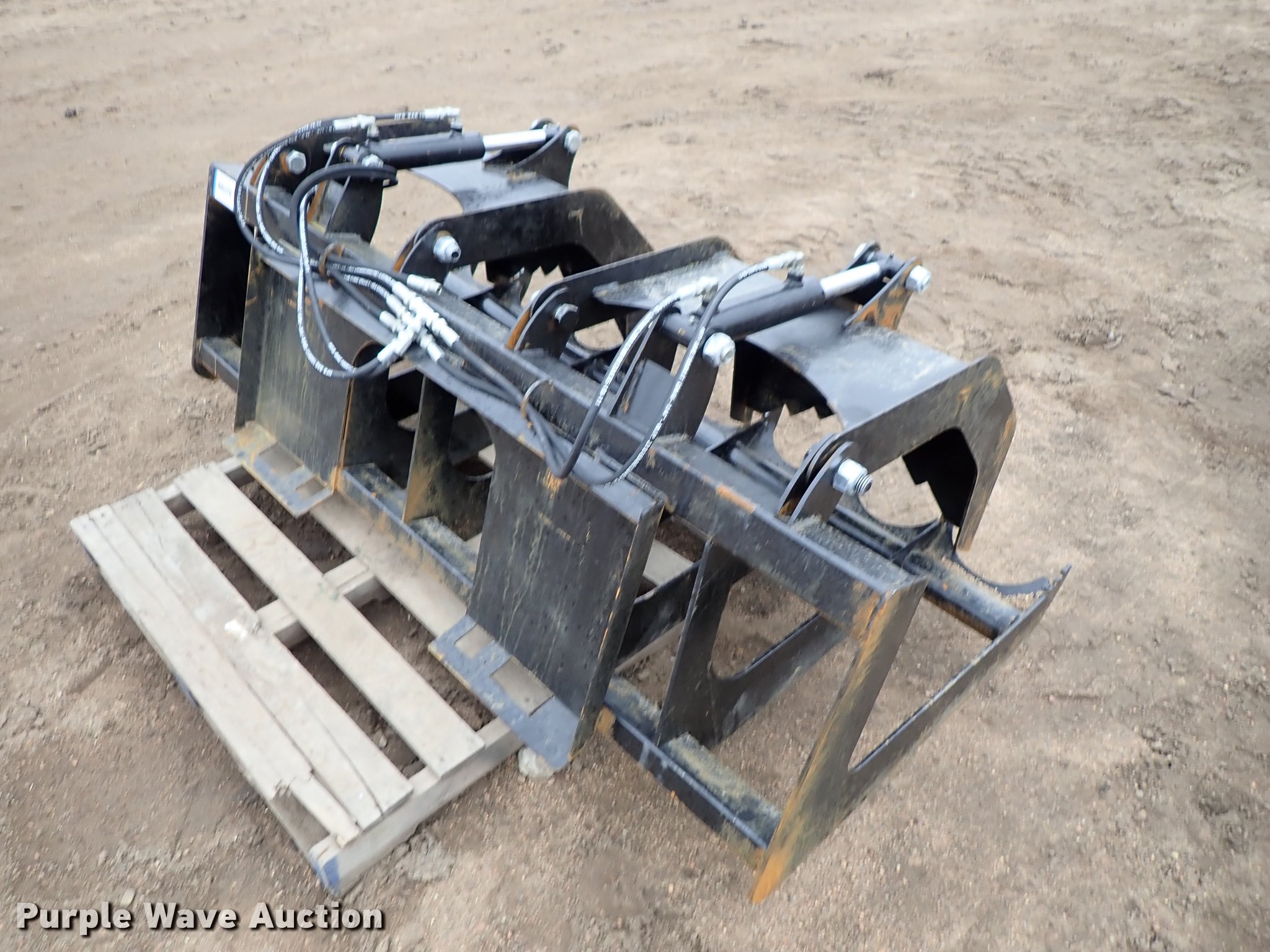 Brute grapple bucket in Kinsley, KS | Item FL9613 sold | Purple Wave