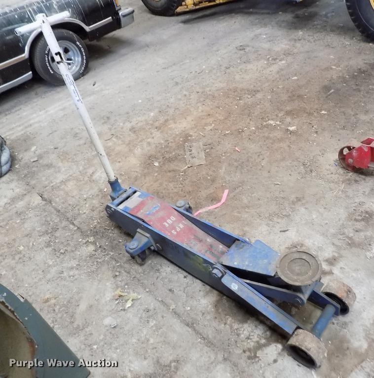 10 ton floor jack in Salina, KS | Item FH9174 sold | Purple Wave
