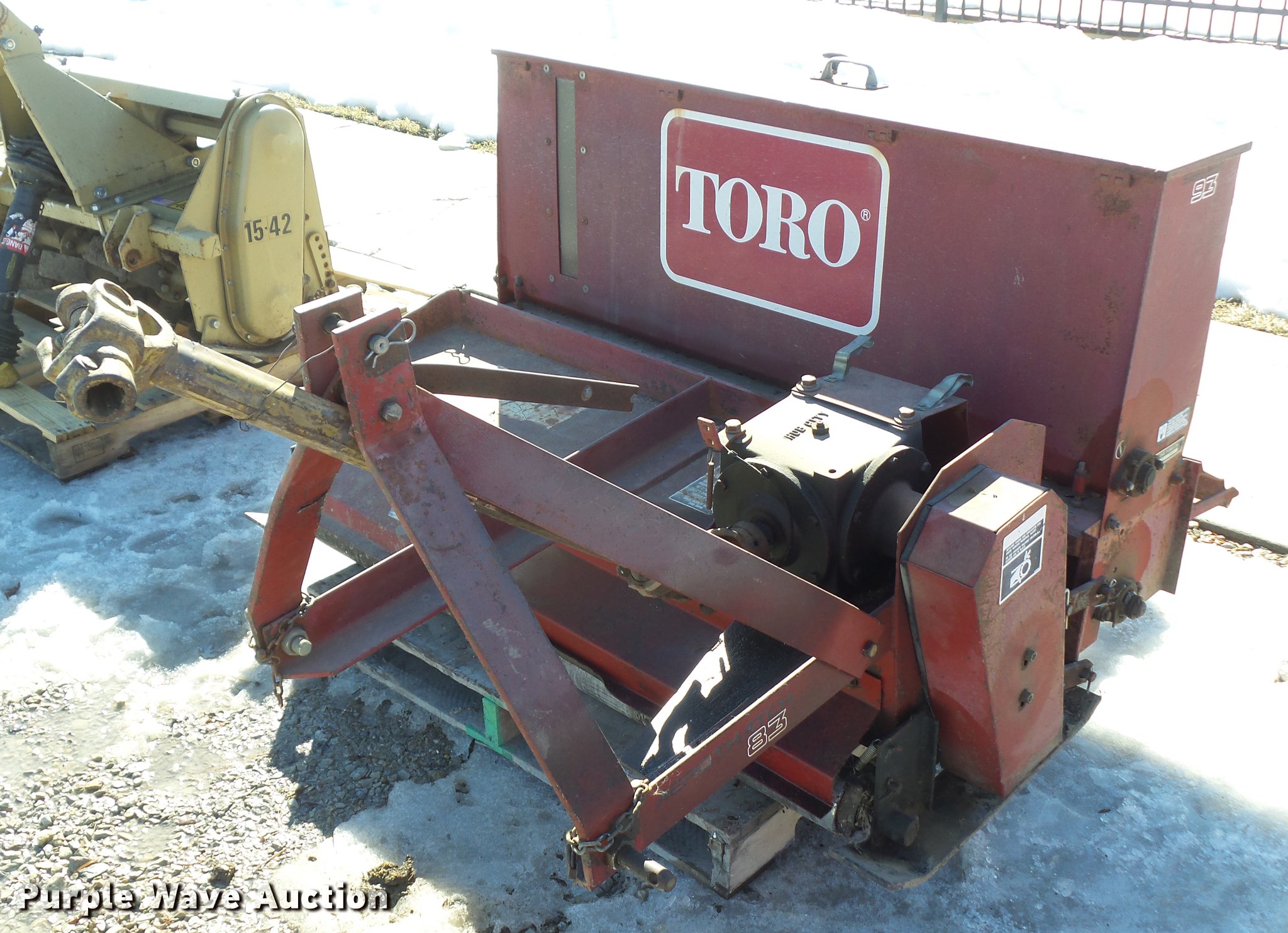 Toro Aerothatch 83 seeder in Winterset, IA | Item EM9104 sold | Purple Wave