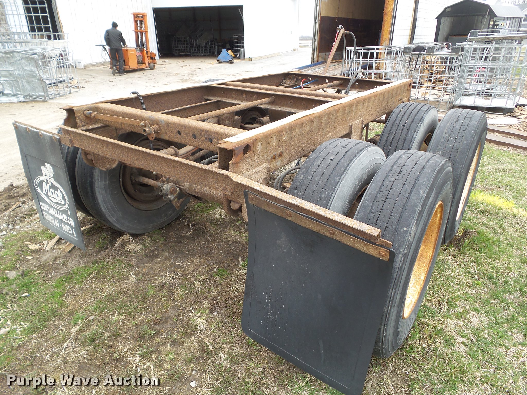 Truck rear axle in Bloomfield, IA | Item L5744 sold | Purple Wave