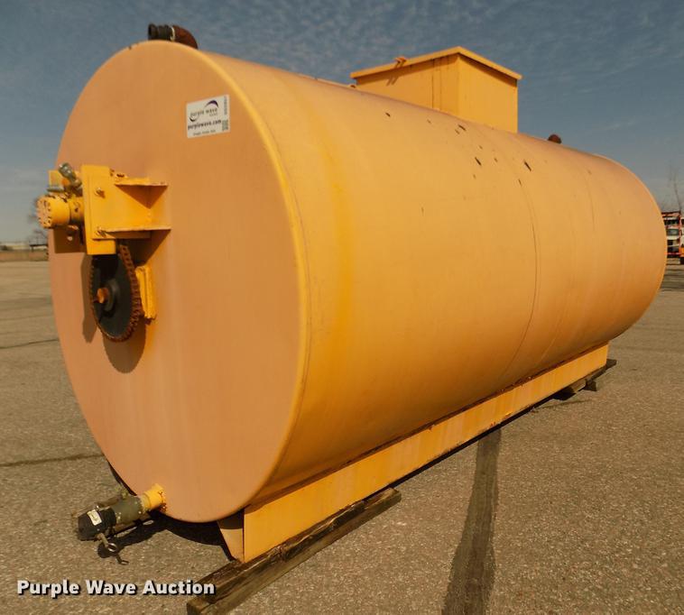 Seal coat tank in Richmond, MO | Item DD2851 sold | Purple Wave