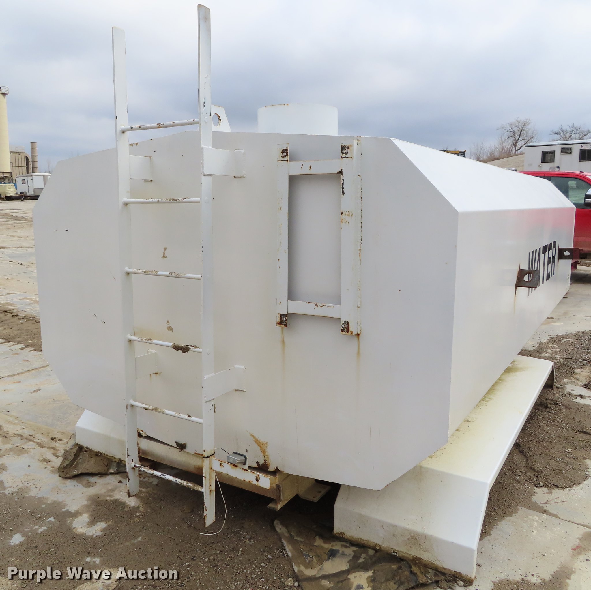 Water tank bed in Leavenworth, KS | Item DF7721 sold | Purple Wave