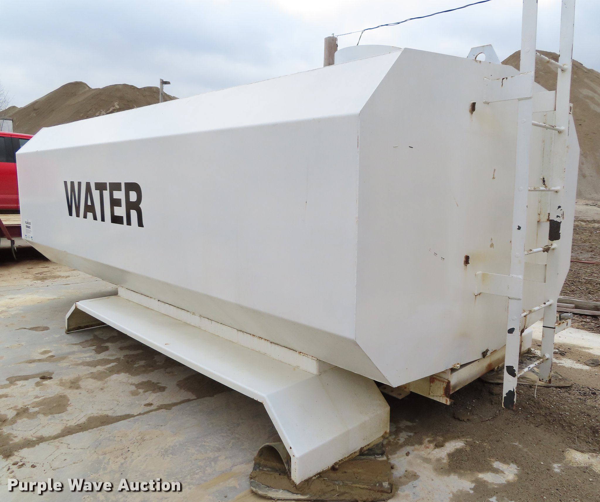 Water tank bed in Leavenworth, KS | Item DF7721 sold | Purple Wave