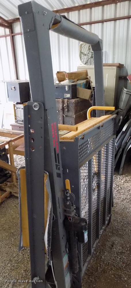 Braun Corp. handicap lift system in Slaughterville, OK | Item FO9757 ...