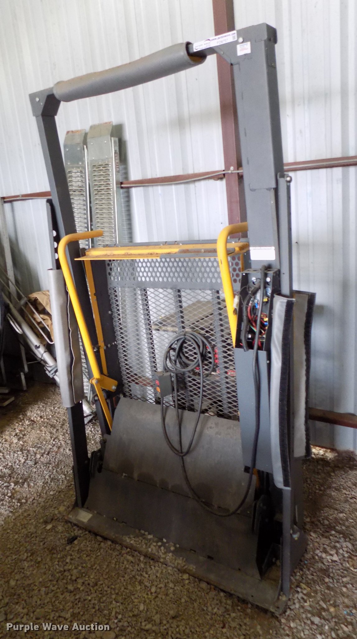 Braun Corp. handicap lift system in Slaughterville, OK | Item FO9757 ...