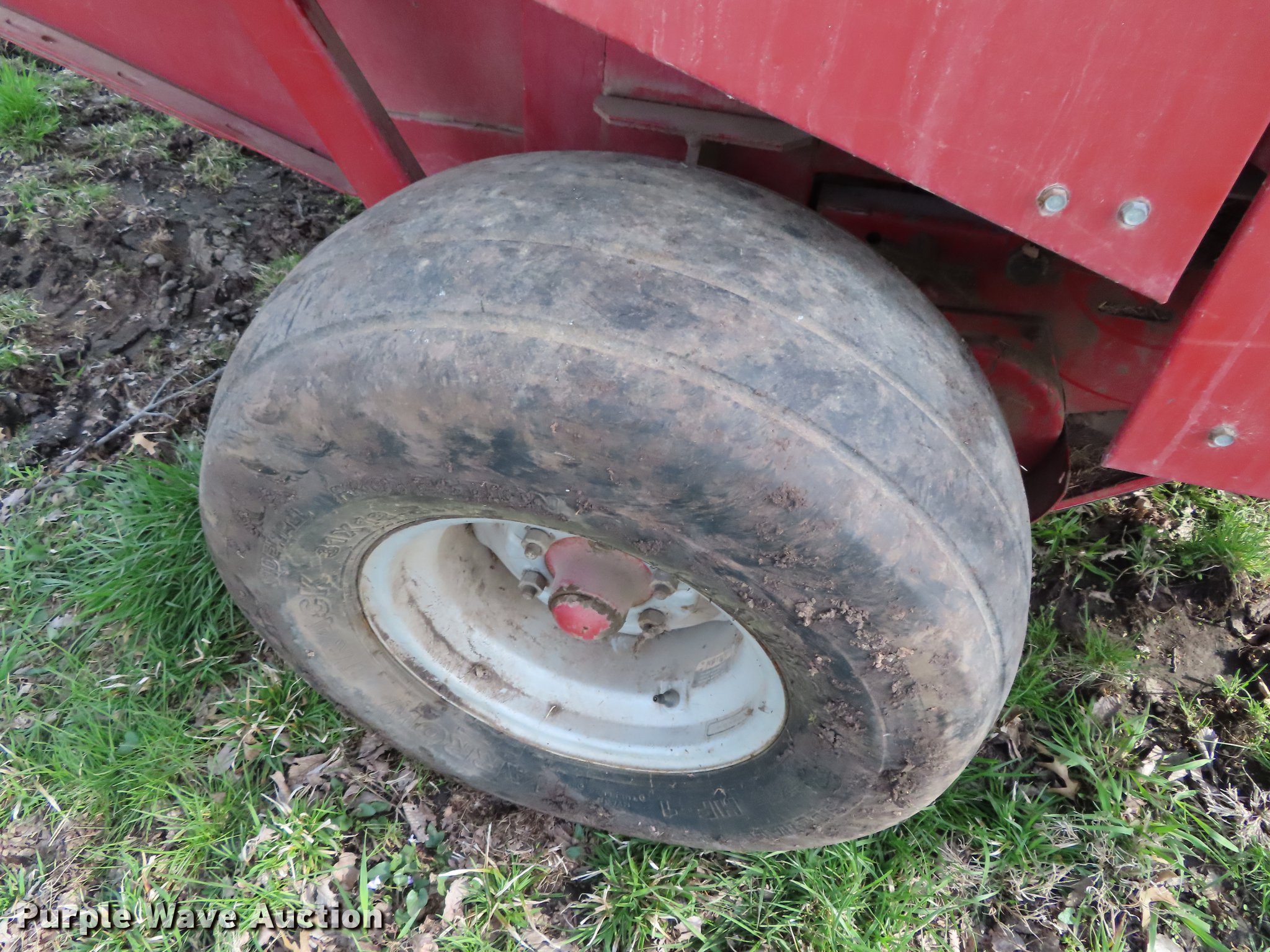 1992 Case IH 8460 round baler in Auburn, KS | Item DF7798 sold | Purple ...