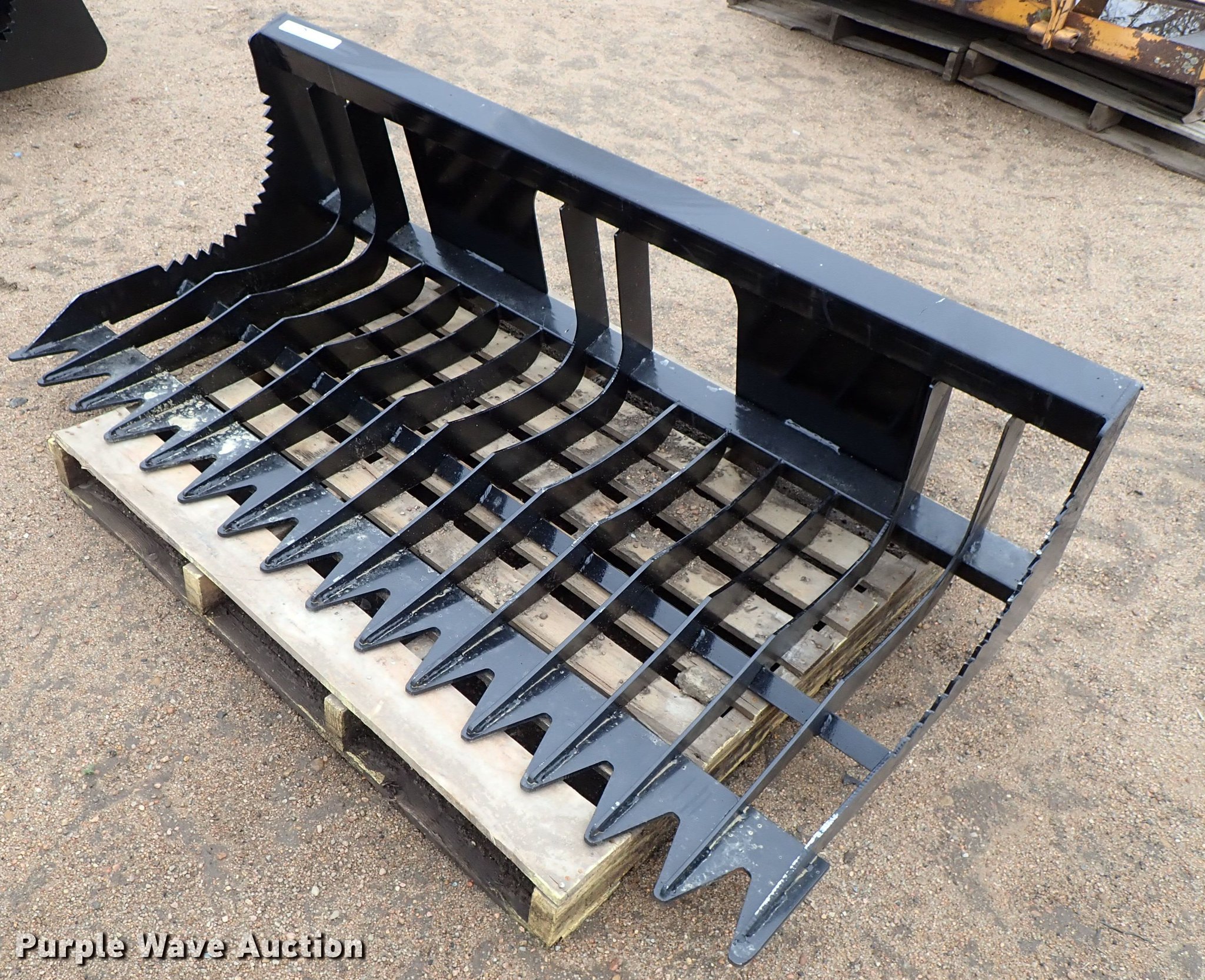 Brute rock bucket in Kinsley, KS | Item FB9004 sold | Purple Wave