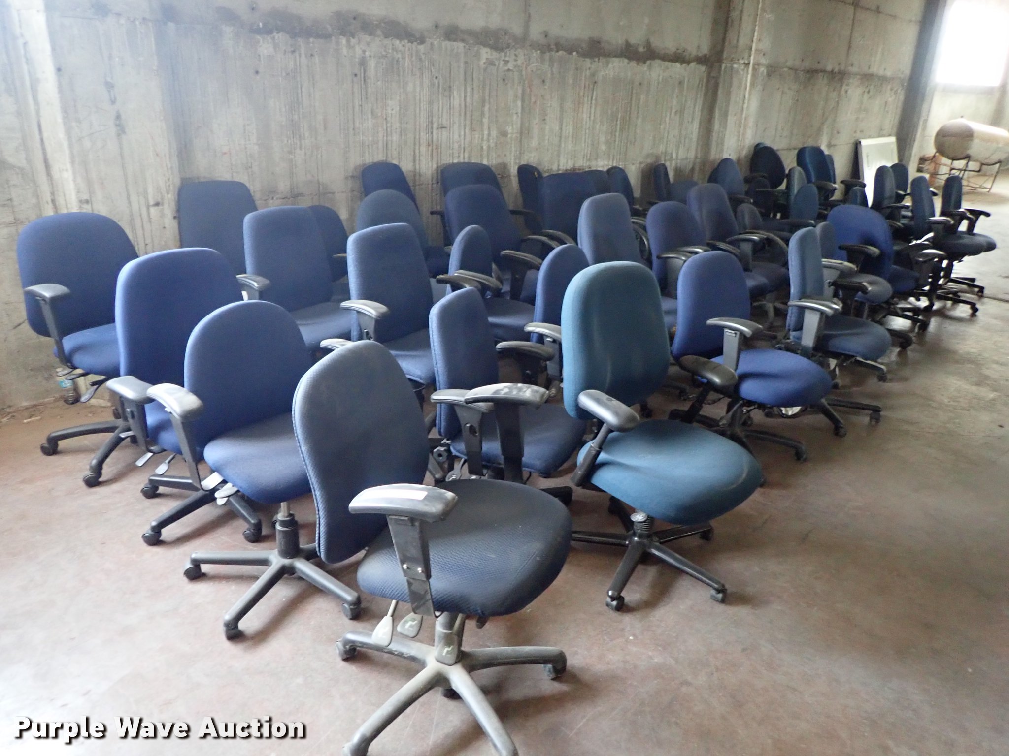 (46) chairs in Wichita, KS | Item FN9897 sold | Purple Wave