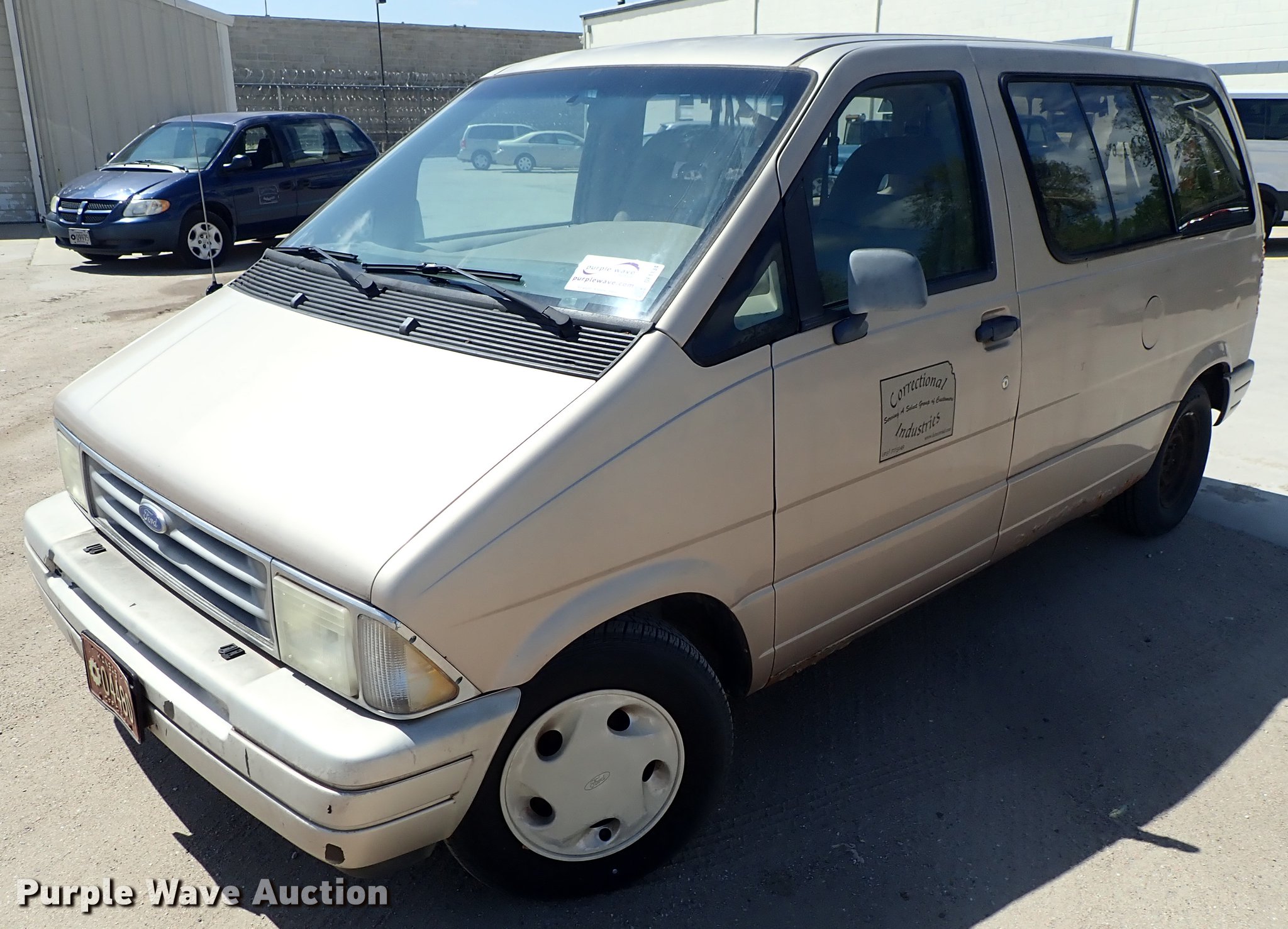 1995 Ford Aerostar van in Hutchinson, KS | Item DF1134 sold | Purple Wave