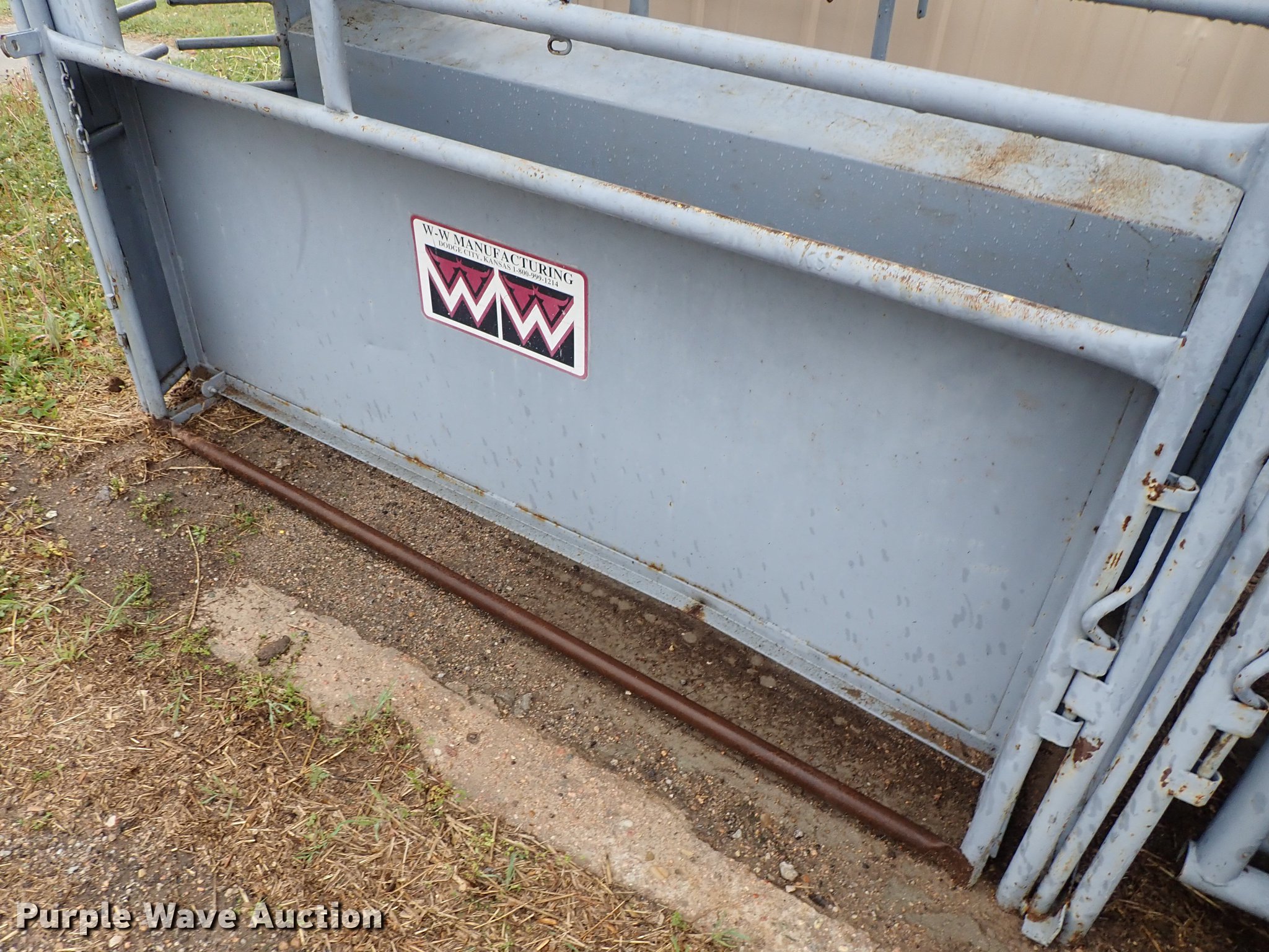 WW roping and alley chute in Hutchinson, KS | Item FL9738 sold | Purple ...