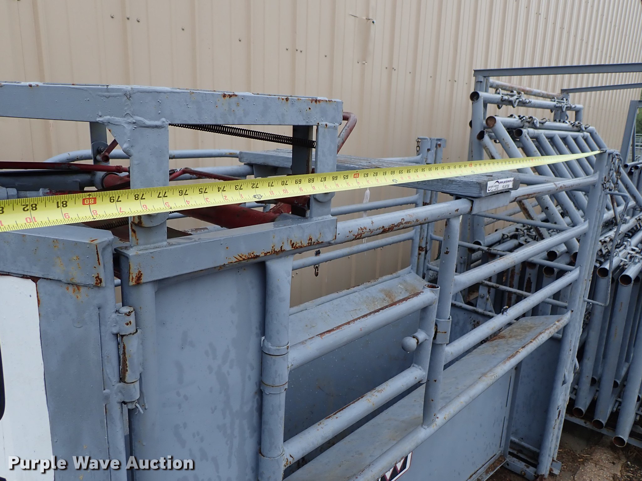 WW roping and alley chute in Hutchinson, KS | Item FL9738 sold | Purple ...