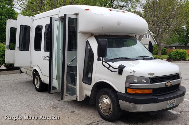 2009 Chevrolet Express 3500 shuttle bus in Blue Springs, MO | Item ...