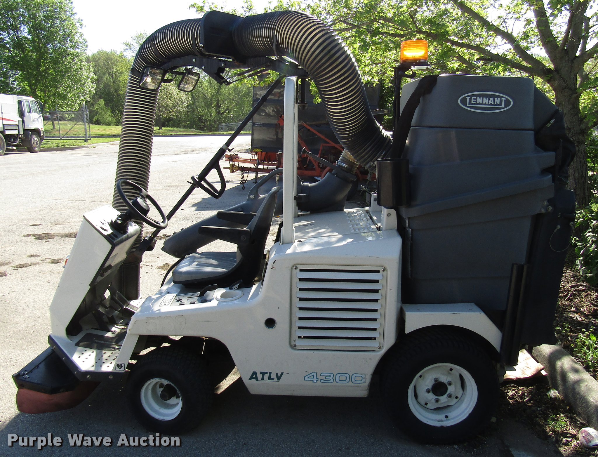 Tennant ATLV 4300 sweeper in Lawrence, KS | Item DF7974 sold | Purple Wave