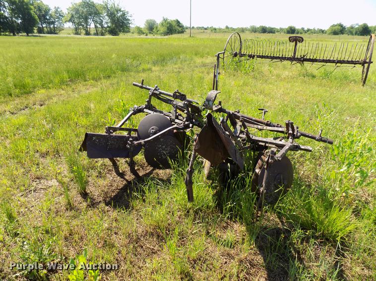 Two row cultivator in Skiatook, OK | Item FO9806 sold | Purple Wave