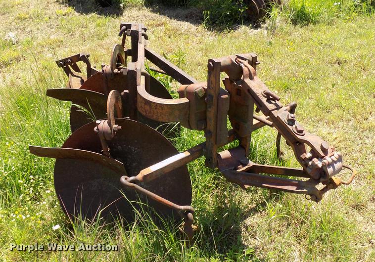 Allis Chalmers disk plow in Skiatook, OK | Item FO9896 sold | Purple Wave