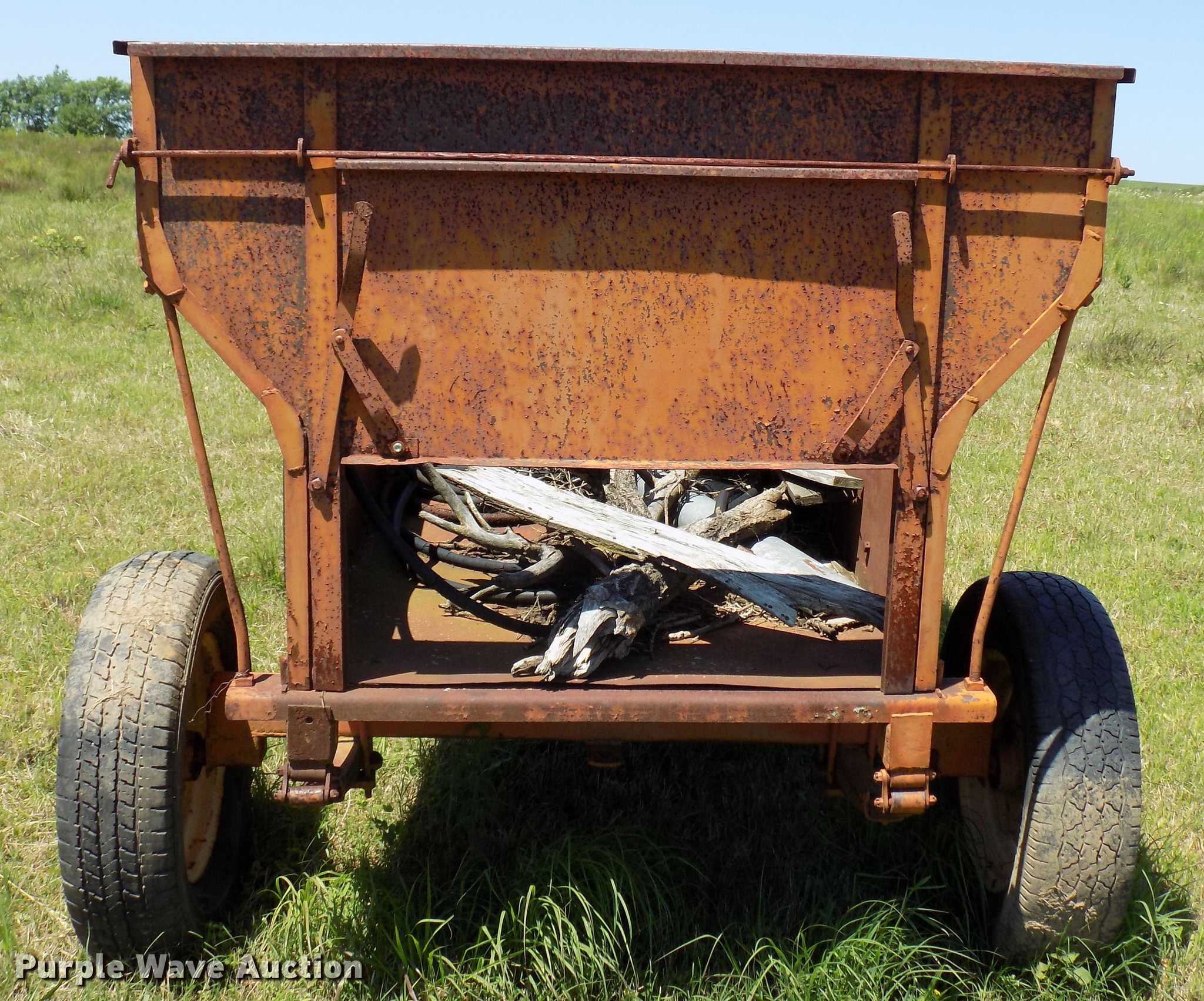 Case grain wagon in Skiatook, OK | Item FO9871 sold | Purple Wave